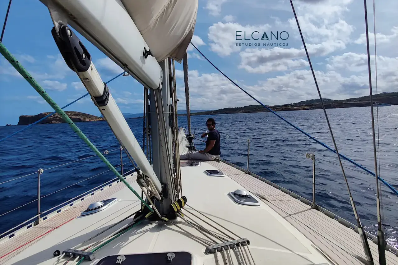 Cursos de vela: aprende a navegar en un velero - Elcano